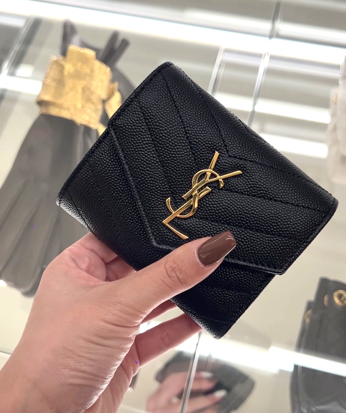 YSL MONOGRAM 粒面壓紋皮革多摺短夾-zingala商店